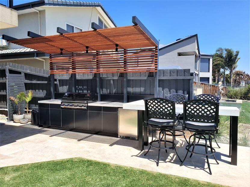 How to Host an Epic BBQ Party in Your Outdoor Kitchen